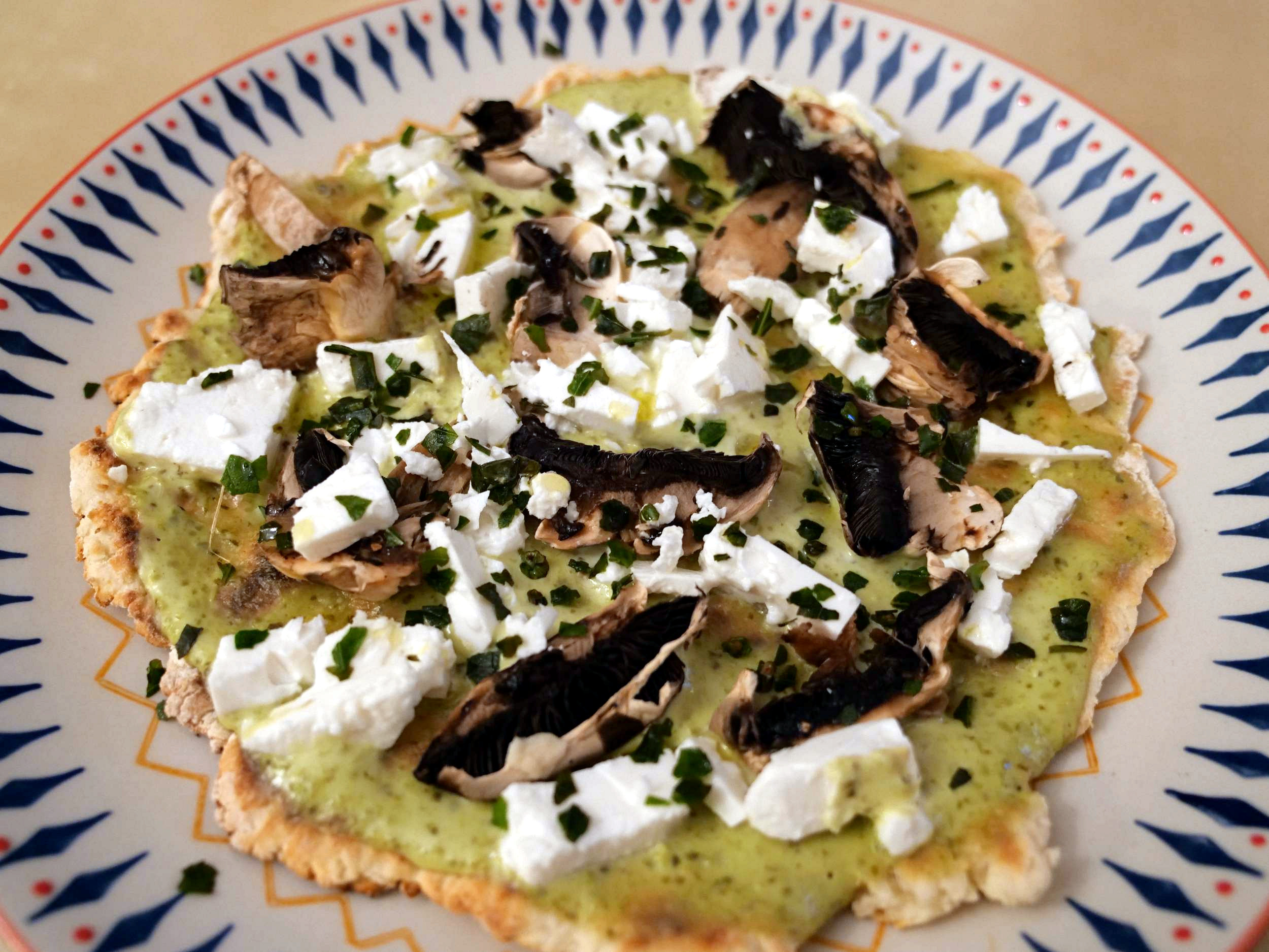 Flatbread au pesto, à la féta et aux champignons crus | Régal de paresse